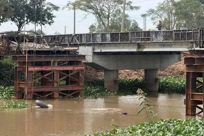 Tây Ninh: Sập cầu tạm Ông Mười Tâm do xe vượt tải gấp 4 lần quy định ...