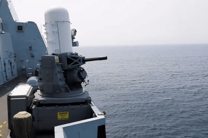 Khu trục hạm HMS Duncan lớp Type 45 tập đánh chặn tên lửa và UAV 'bầy ...