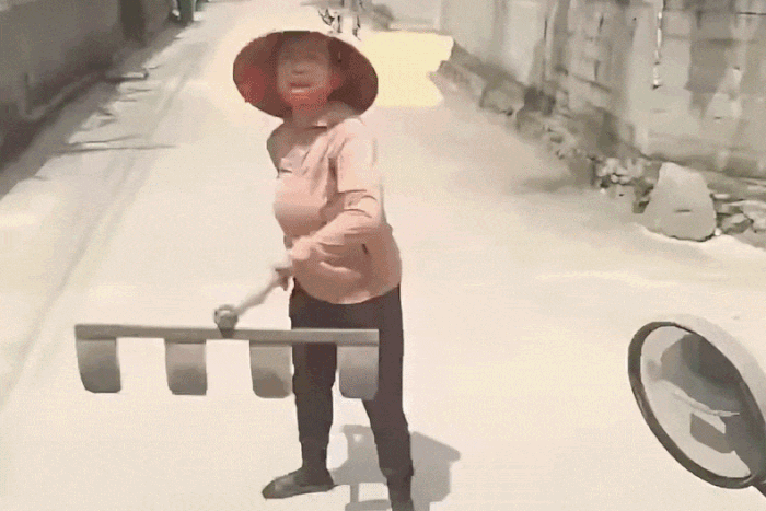 Công an làm việc với người phụ nữ phơi lúa giữa đường, đập xe tài xế ...