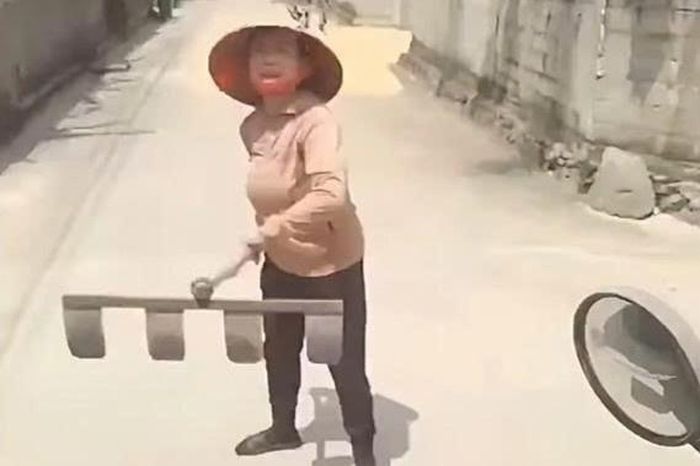Clip người phụ nữ hành hung tài xế vì bị nhắc chuyện phơi lúa ra đường ...