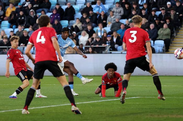 Man City đánh bại MU lên ngôi vô địch, Pep Guardiola gửi lời chúc mừng ...