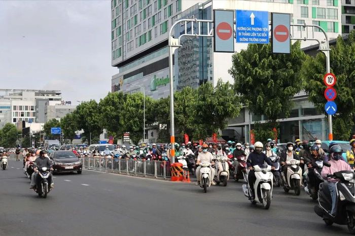 Ngày đầu phân làn đảo chiều trên đường Cộng Hòa (TPHCM): Giao thông cơ ...