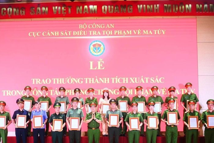 Bộ Công an khen thưởng 26 tập thể trong vụ triệt phá đường dây buôn lậu ...