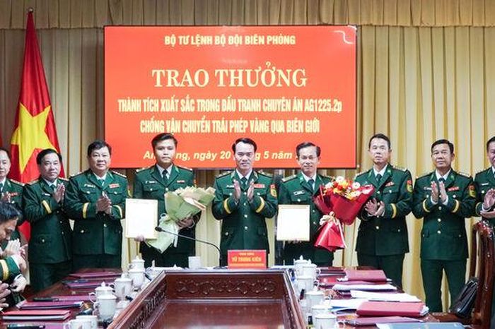 Khen thưởng lực lượng Bộ đội Biên phòng An Giang phá chuyên án vận ...