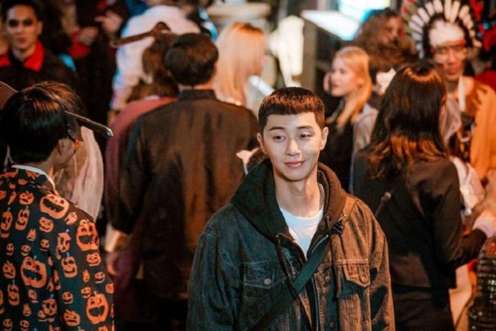 Cảnh đi chơi Halloween trong phim Itaewon Class của Park Seo Joon được ...