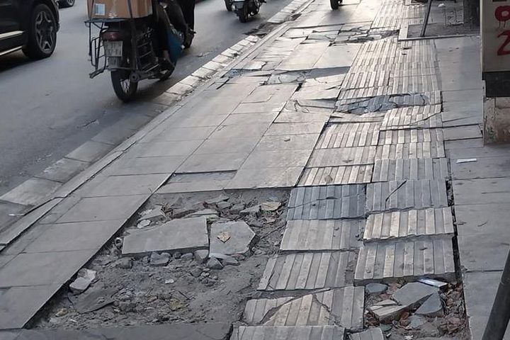Đá vỉa hè Hà Nội mới lát đã hỏng: Ai chịu trách nhiệm? - Báo Kiến Thức