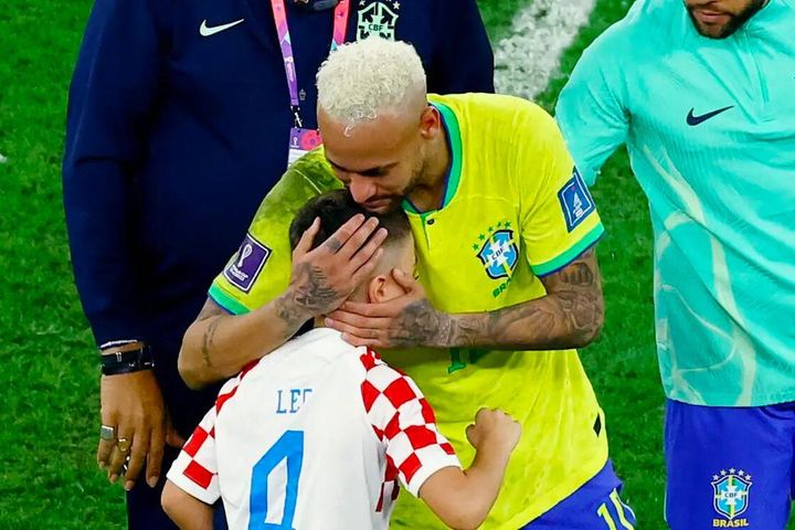 Khóc cạn nước mắt, Neymar vẫn có hành động đẹp trước con trai cầu thủ ...