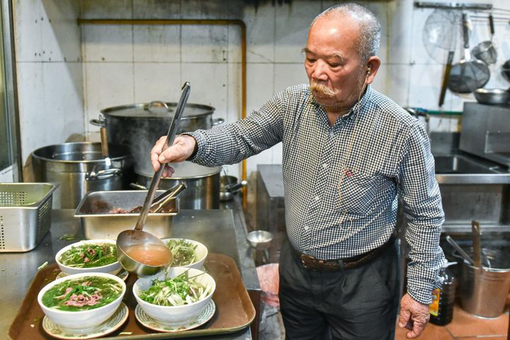 Ông Thìn tự nấu phở phục vụ khách ở Hà Nội, đăng 'tâm thư' giữa lùm xùm ...