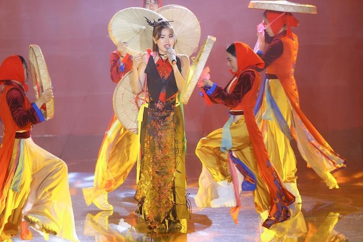Rapper Pháo 'khóa môi' khách mời trên sân khấu The Heroes - Tạp chí SaoStar